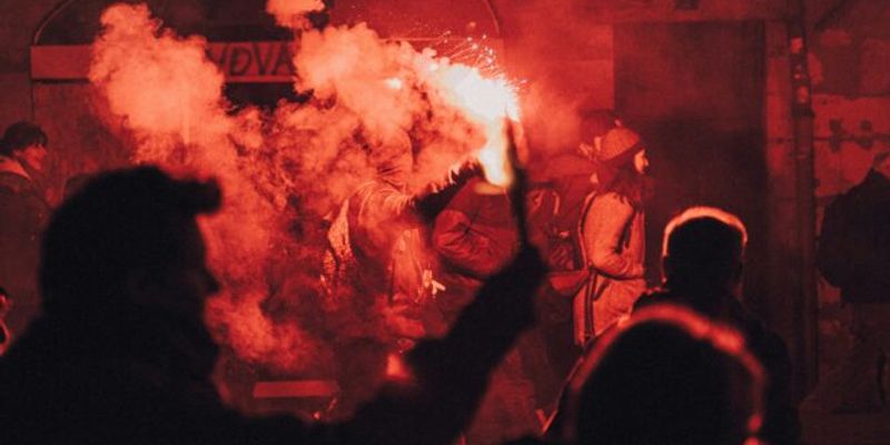 Policía previene ataques violentos entre aficionados de PSV y FC ...
